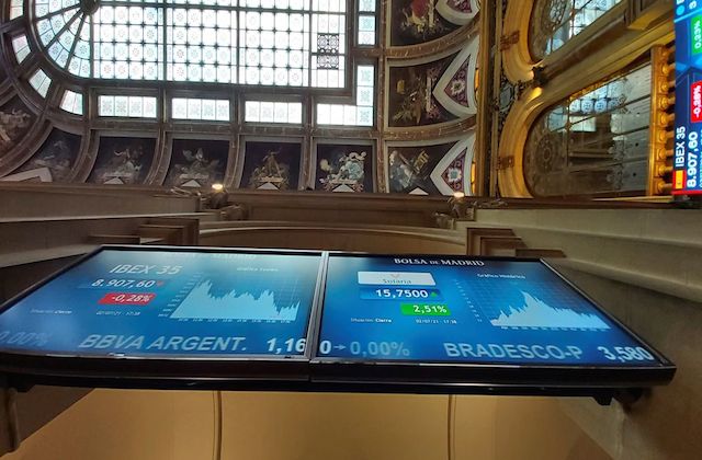 El IBEX 35 cierra la jornada con un ascenso del 2,2% en los 18.051 ...